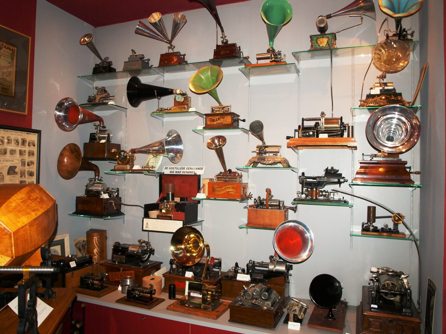 Phonographe au Phono Museum Paris • Chine & Puces