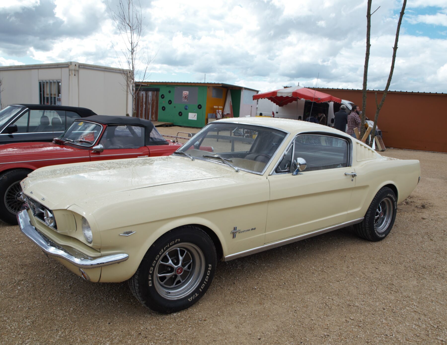 Mustang et MG au village des brocanteurs le 11 mars • Chine & Puces