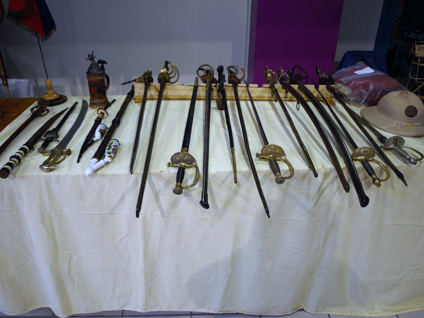 Sabres et épées à Cruas • Chine & Puces